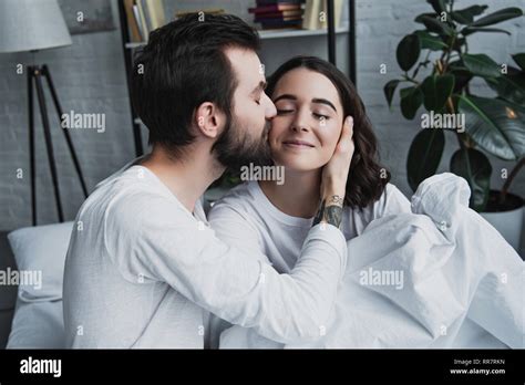 Mann Und Frau Beim Küssen Im Bett Fotos Und Bildmaterial In Hoher Auflösung Seite 3 Alamy