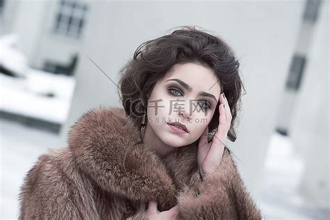 女性气质在户外穿着棕色毛皮大衣的老练的年轻布鲁内特肖像高清摄影大图 千库网