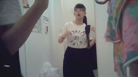 【着替え】試着室で水着を試着する綺麗な形をした巨乳で可愛い女子大生を隠しカメラで盗撮
