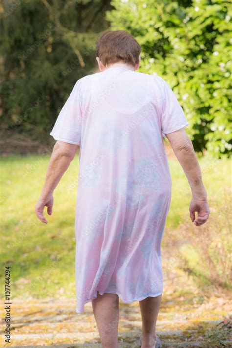 vergessliche alte frau im nachthemd auf der straße Stock Photo Adobe