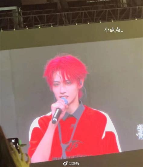 内娱真的有救了昨晚朱志鑫红发演唱会大屏生图真的好绝啊
