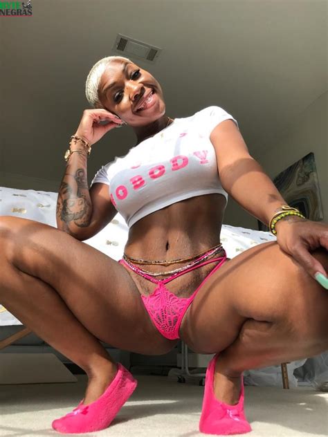 Señora con cuerpazo posando desnuda en su casa ByteNegras