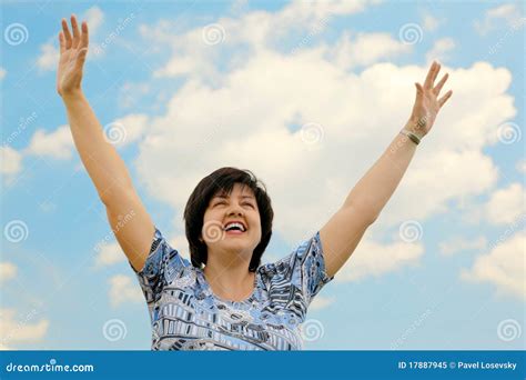 Femme De Brunette Souriant Mains Vers Le Haut Image Stock Image Du