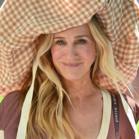 Sarah Jessica Parkers Oversized Gingham Hat Divides Opinion