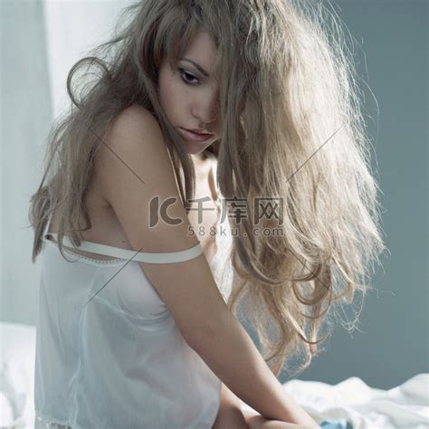 年轻优雅的女人在床上的时尚肖像头发美女高清摄影大图 千库网