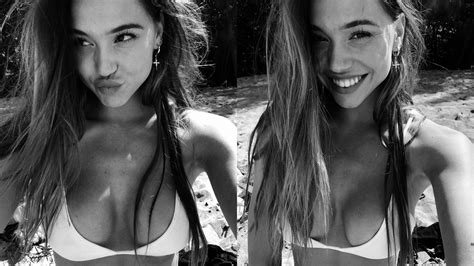 Wallpaper Women Model Alexis Ren Smiling Bikini Monochrome Looking At Viewer 2560x1440