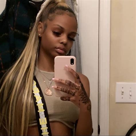 𝒖𝒓𝒃𝒂𝒏𝒃𝒓𝒂𝒕𝒕𝒊𝒆 Selfie Mirror Selfie Gal