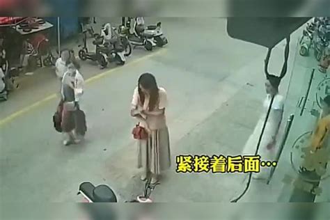 女子站路边擦手忽然发觉头顶不对劲监控拍下危险瞬间 监控 头顶 女子