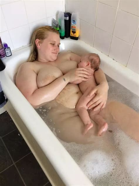 Japanese Mom Naked And Her Baby Photo Nue