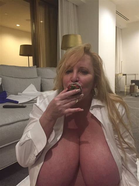 Huge Tit Gilf Loves To Flash Her Giant Juggs 36 Pics Xhamster