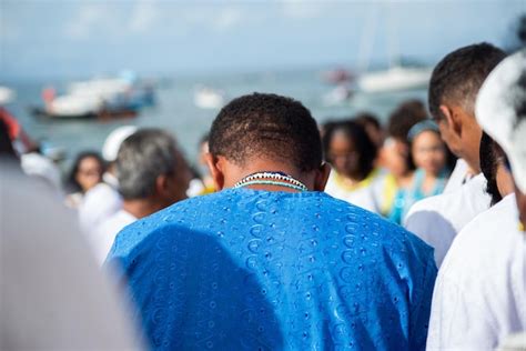 Premium Photo Candomble Members Are Paying Tribute To Iemanja During A Party On Rio Vermelho