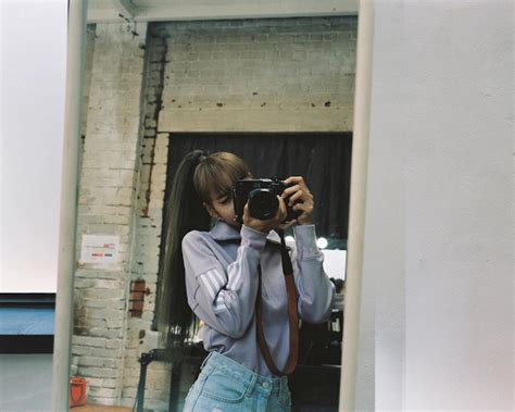 20 Mirror Selfie Poses To Try
