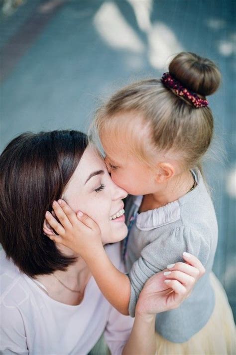 ام تحضن ابنها صور جميله عن حنان الام صور حزينه