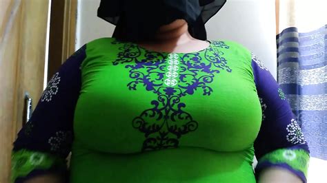 性感的埃及熟女阿姨去了邻居家，当她看到他的鸡巴时变得超级饥渴，然后热辣的阿姨操了他 狂野的高潮 Xhamster