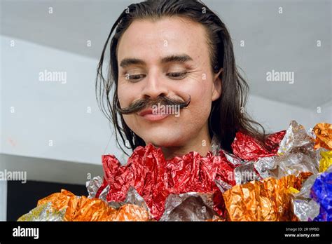 Retrato De Una Joven Latina De Género No Binario Y Etnia Argentina Con Bigote Y Pelo Largo