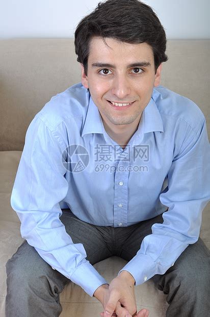 坐在沙发上的男人男性房子幸福长椅成人蓝色闲暇房间微笑冒充高清图片下载 正版图片320579073 摄图网