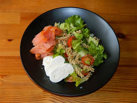 Matilda lagar mat Pastasallad med rökt lax och mozarella