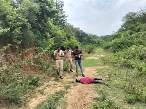 Half naked body of woman found in Chitrakoot चतरकट म अरधनगन