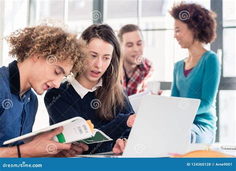 Dos Estudiantes Jovenes Que Buscan Para Una Respuesta A Su Pregunta