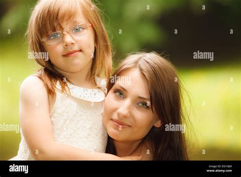Glückliche Familie Kleines Mädchen Tochter Kind Kind umarmt seine