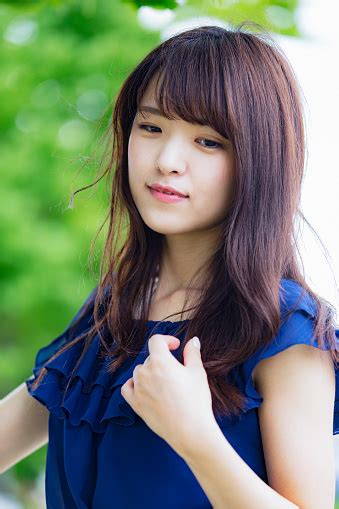 Chica Japonesa Tímida Y Tímida Foto De Stock Y Más Banco De Imágenes De 20 A 29 Años 20 A 29
