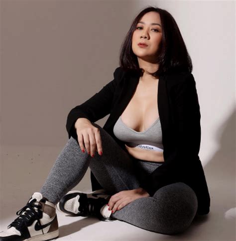 Gaya Seksi Tante Ernie Pakai Sport Bra Bikin Hot Membara