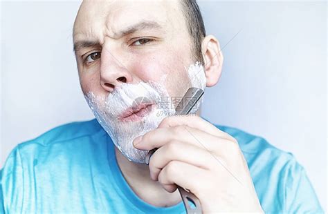 一个人在前刮胡子剃高清图片下载 正版图片506246391 摄图网