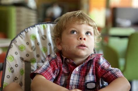 Denkend Jong Geitje Die Een Kapsel Eerste Keer Hebben Stock Afbeelding Image Of Haarstijl