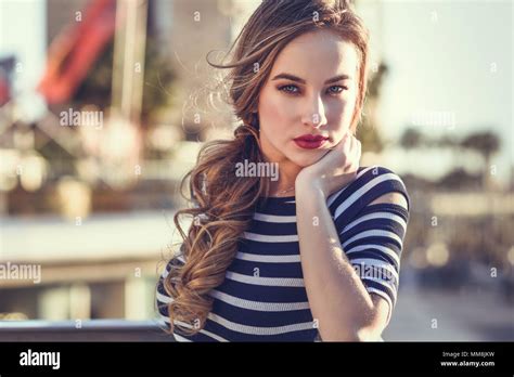 Girl Wearing Blue Jeans And White Shirt Fotos Und Bildmaterial In Hoher Auflösung Seite 2