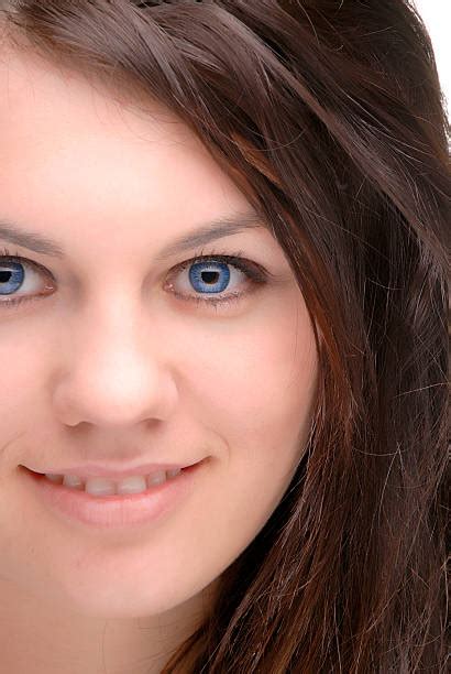 Blue Eyed Brunettes Banco De Fotos E Imágenes De Stock Istock