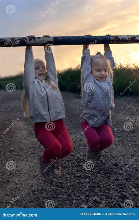 Deux Petites Filles Jumelles Ayant L Amusement Dans Le Coucher Du