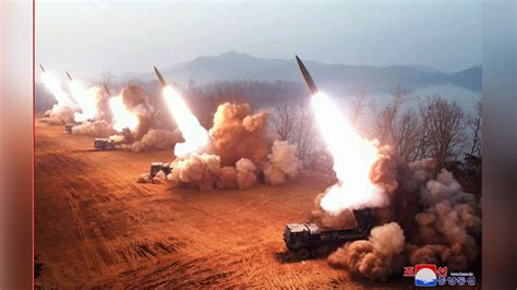 六弹齐发朝鲜首次公开新型战术弹道导弹齐射训练照片 凤凰网视频 凤凰网