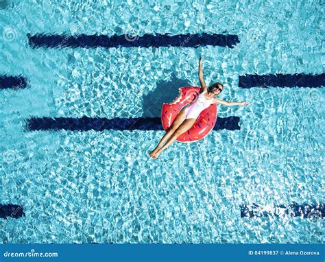 Frau Die Mit Lilo Im Pool Sich Entspannt Stockbild Bild Von Aufblasbar Bikini 84199837