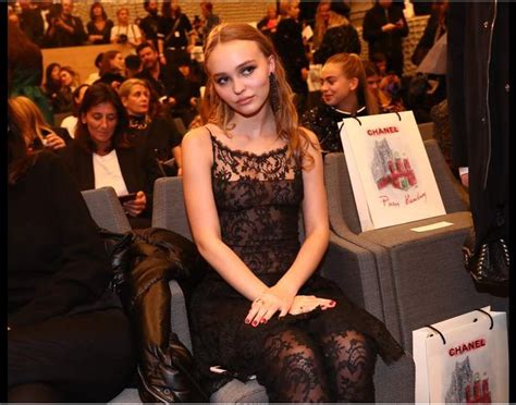 Les seins de Lily Rose Depp se dévoilent sous une robe très sexy