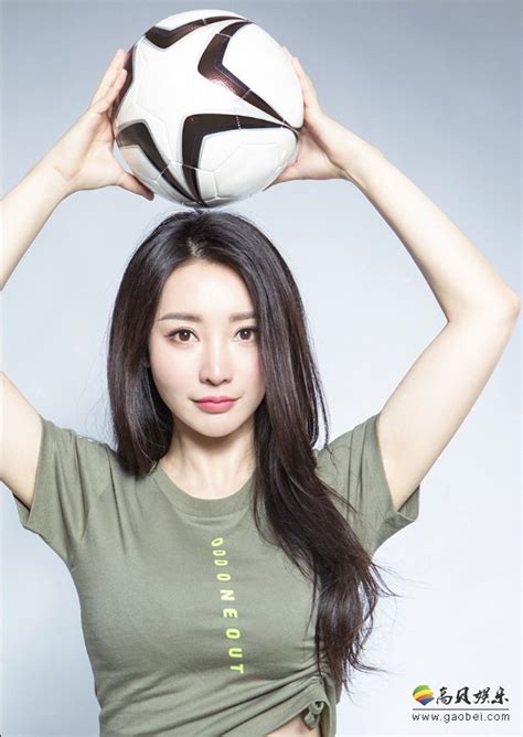 柳岩运动造型拍摄全新世界杯写真：化身 足球女神”纤纤玉腰性感妩媚 新闻资讯 高贝娱乐
