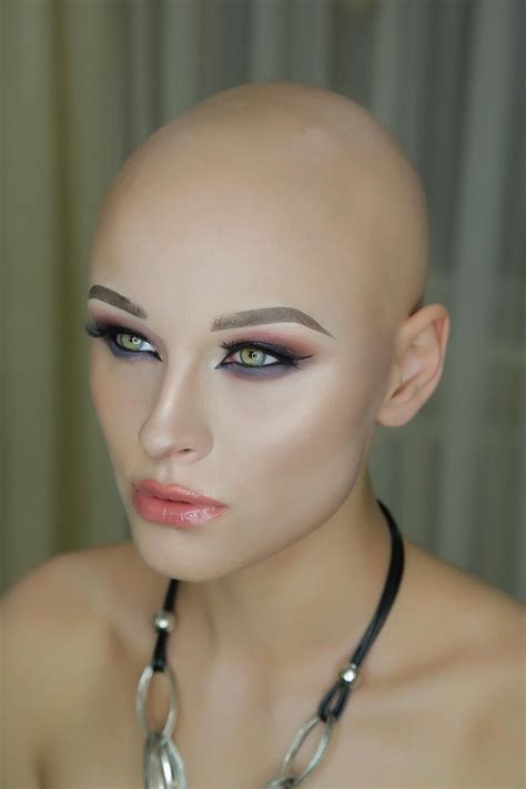 Bald Baldgirl Model Strange Kristinataymoontmodel Capelli Rasati Capelli Cortissimi