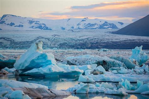 在Jokulsarlon盐水湖冰岛的冰山 库存图片 图片 包括有 冰岛 全球 火山 横向 日落 69294891
