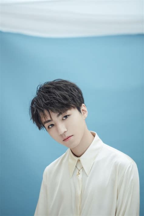 王俊凯19岁生日会唯美写真曝光白纱蒙眼五官精致如画中人