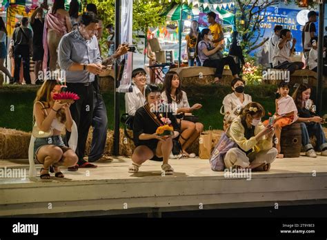 Thailänder Und Ausländer Werden Mit Ihrem Krathong Am Ufer Des Sees Während Des Magischen Loy