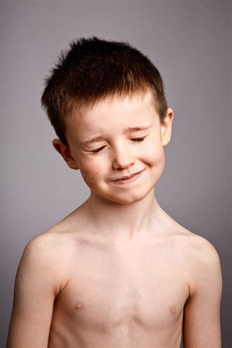Naakte Jongen Met Gesloten Ogen Stock Foto Image Of Kinderen