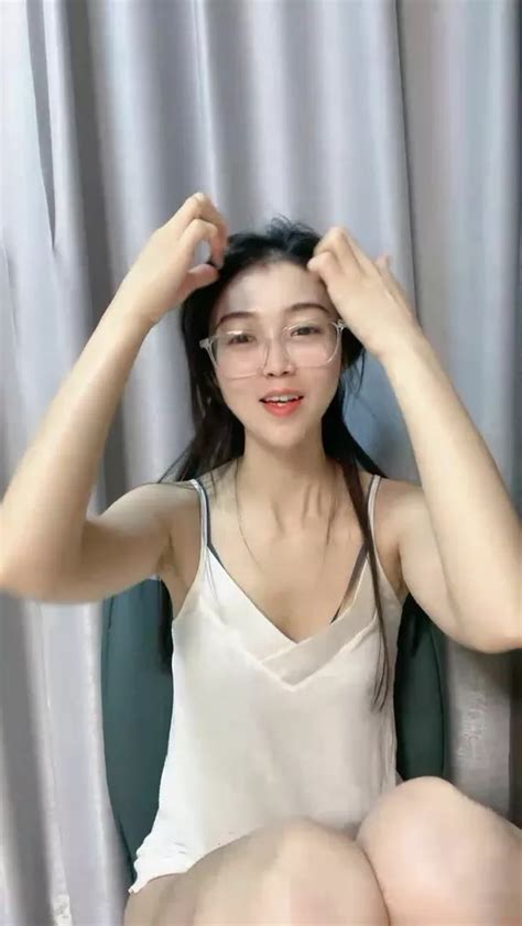 文静新人眼镜小姐姐苗条身材全裸秀脱掉内裤扭腰摆弄小露骚逼揉捏奶子玩诱惑