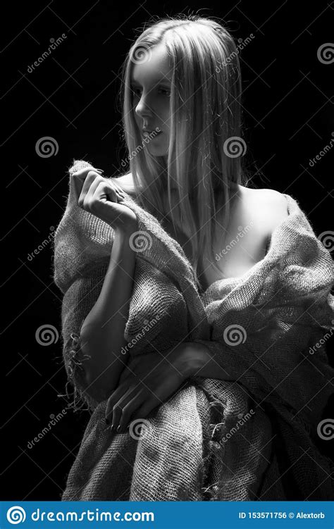 Muchacha Modelo Rubia Desnuda Pechugona Y Patilarga Delgada Joven
