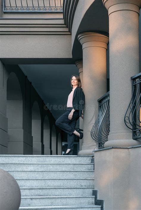 Garota De Terno E Salto Inclinada Contra A Parede Mulher Bem Sucedida Moderna Retrato Completo