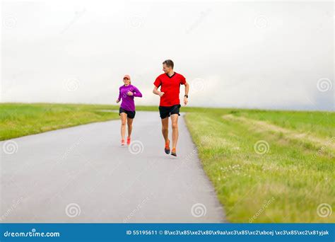 跑在乡下公路的夫妇 库存图片 图片 包括有 愉快 辅助 幸福 慢跑者 刺激 事故 启发 适应 55195611