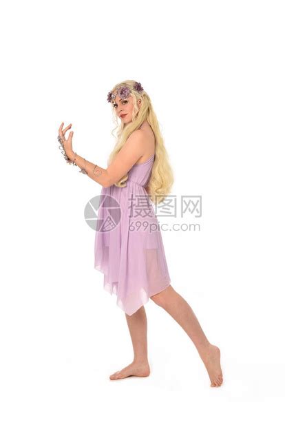 穿着紫色仙女服的金发女孩全长肖像站立姿势孤立在白色高清图片下载 正版图片505298483 摄图网