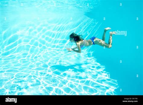 Frau Im Bikini Schwimmen Im Pool Stockfotografie Alamy