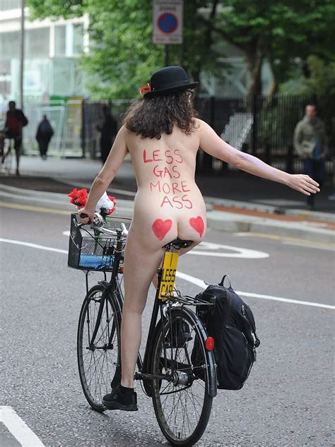 The World Naked Bike Ride In Manchester Manchester Evening News