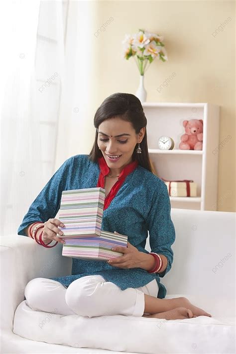 Người Phụ Nữ Trẻ Ấn Độ Ngạc Nhiên Khi Mở Hộp Quà Trong Phòng Khách