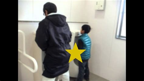 ★男子トイレで出会った少年のナニの大きさに超ビックリ O ／おしっこ漏れそう！公衆便所 Doovi