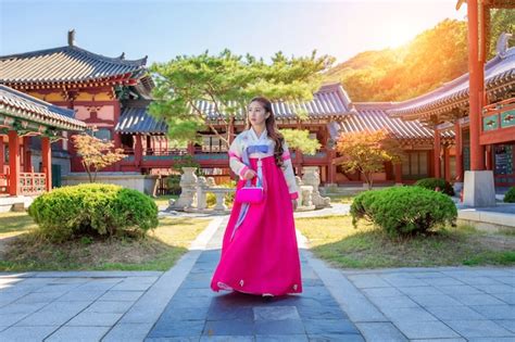 Donna Con Hanbok In Gyeongbokgung Il Tradizionale Abito Coreano Foto
